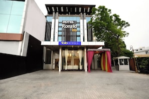 Entrada moderna de hotel com placa indicando 'HOTEL Ronald inn' e logotipo 'fabHOTELS'.