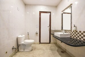 Quarto Deluxe | Casa de banho | Um polibã, um chuveiro fixo, artigos de higiene pessoal grátis