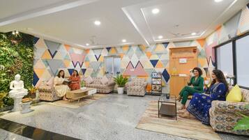 Área de estar no saguão