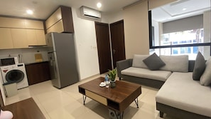 Apartamento clássico, cozinha, vista para a cidade | Cozinha privada | Geladeira, micro-ondas, cooktop, talheres/pratos/utensílios de cozinha