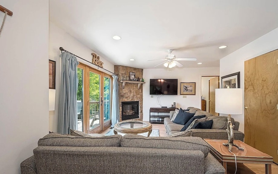 Lake Views! Hot Tub! 8 Min To Wisp Ski. Central Location. Walk To Coffee & Eats. - Deep Creek Lake, MD