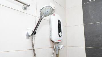 Quarto Duplo Deluxe | Casa de banho | Toalhas fornecidas, sabão, champô, papel higiénico