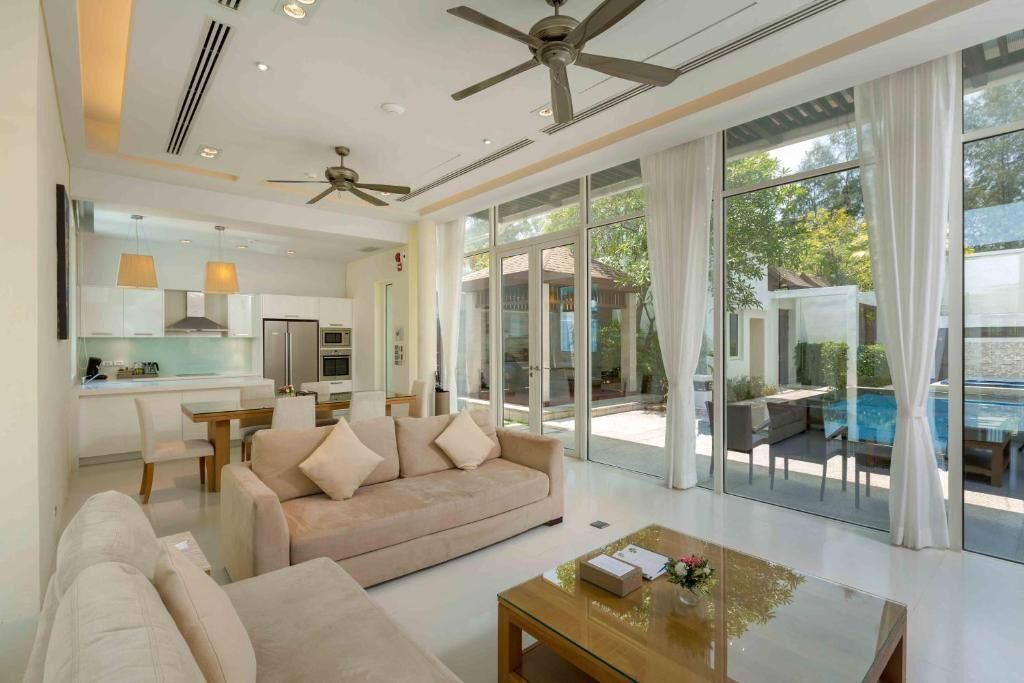 Villa de Luxo, 4 quartos | Sala de estar | Smart TV de 32 polegadas com canais via satélite 