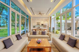 Villa, 2 quartos, vista para o oceano | Sala de estar | Smart TV de 32 polegadas com canais via satélite 