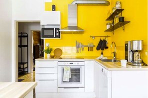 Apartamento Superior, 1 quarto, vista para o pátio, no rés do chão | Cozinha privada | Um frigorífico/congelador grande, um micro-ondas, um forno 