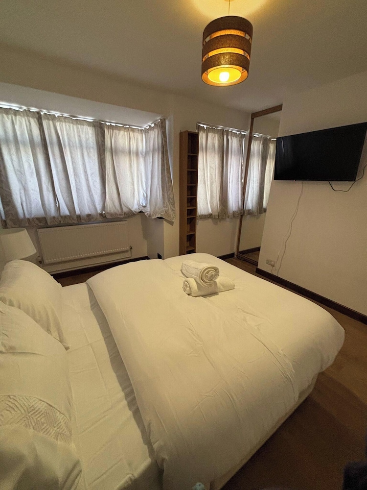 Modern 3 Bed/free Parking/10 Mins Walk To Station - 赫特福德郡