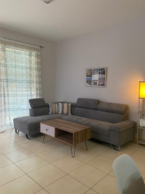 Sunlit Comfort In Paphos : Cozy, Family-friendly 3-br Apartment Near Everything - Pafos