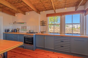 Casa Familiar, vista para a lagoa | Cozinha privada | Um frigorífico/congelador grande, um micro-ondas, um forno 