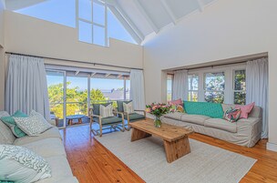 Casa Familiar, vista para a lagoa | Sala de estar | TV de ecrã plano 