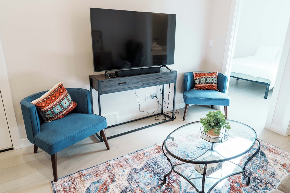 The Amber Suite | Close to Airport - Calgary | Vrbo