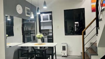 Casa, 2 quartos, acessível | Sala de jantar