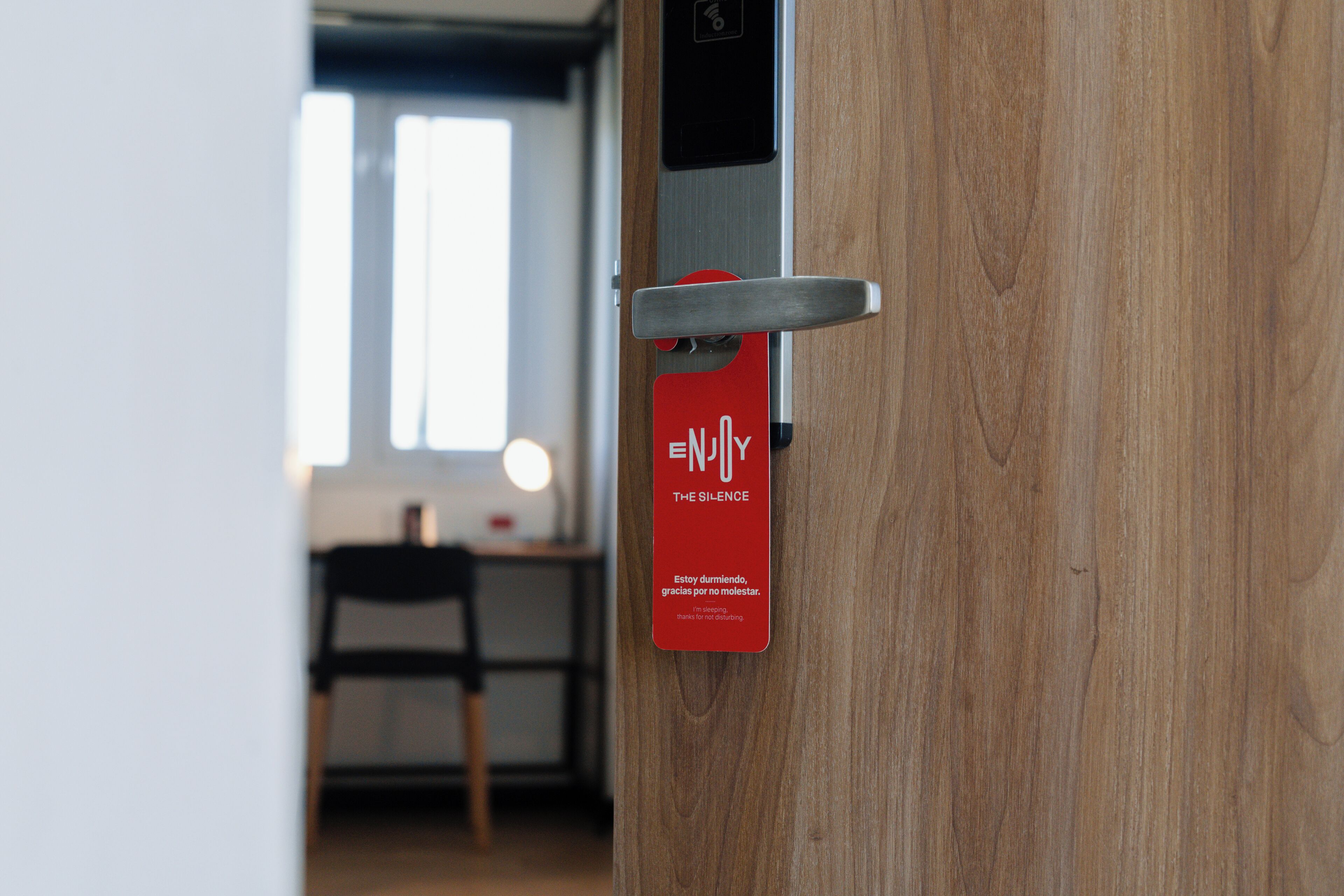 Uma porta com uma placa vermelha indicando um espaço silencioso.