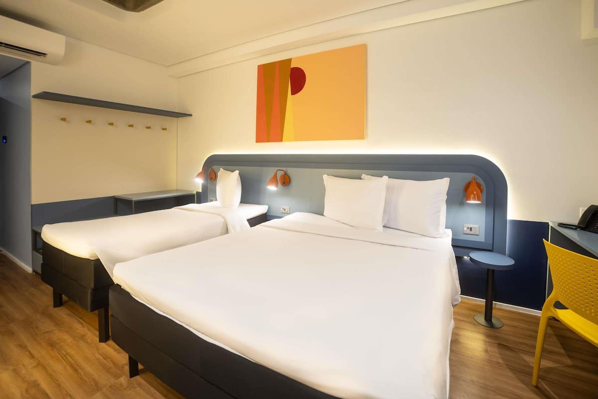 Quarto standard, várias camas | Wi-Fi de cortesia