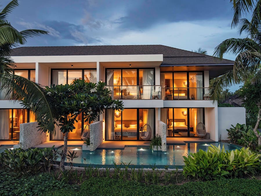 Frigobar, cofres nos quartos, cortinas blackout, quartos à prova de som