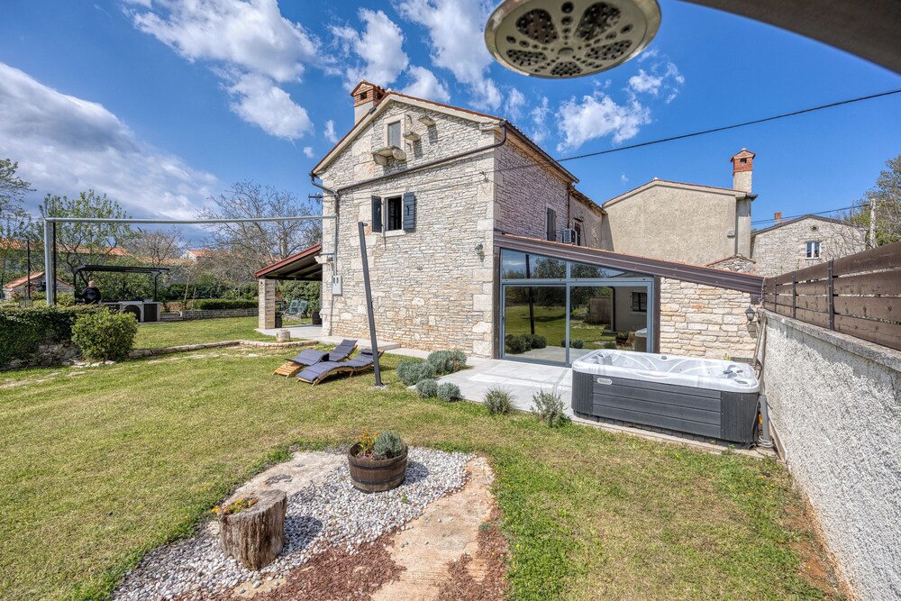 Villa Capadinka With Whirlpool - Rakalj