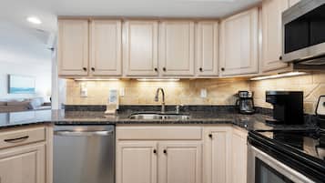 Condo com design assinado, 3 quartos, para não fumantes, vista para a praia | Cozinha privada | Geladeira, micro-ondas, fogão, cooktop