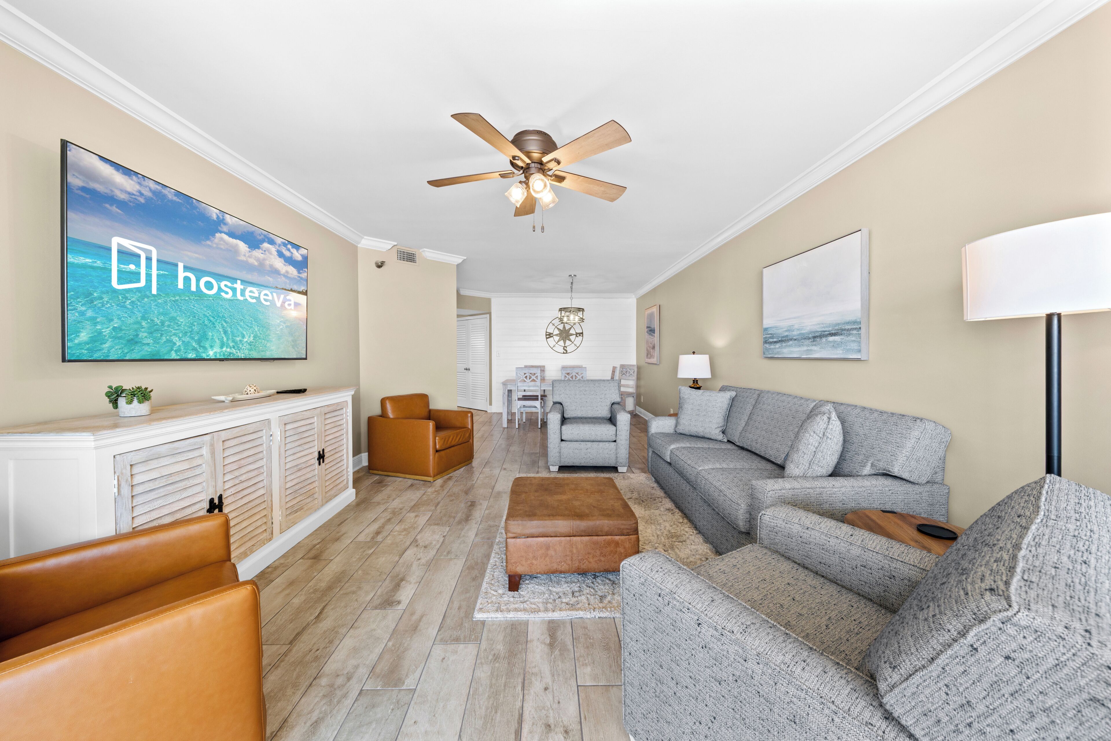 Apartamento Signature em Condomínio Fechado, 3 quartos, não fumadores, vista para a praia | Sala | Smart TV de 65 polegadas com canais por cabo, leitor de DVD 