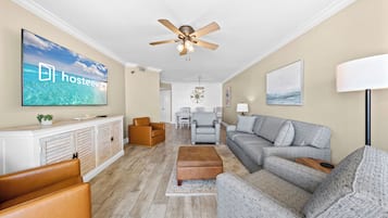 Apartamento Signature em Condomínio Fechado, 3 quartos, não fumadores, vista para a praia | Sala | Smart TV de 65 polegadas com canais por cabo, leitor de DVD