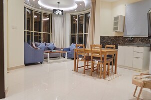 Apartamento panorâmico, vista para a cidade | Área de estar | TV