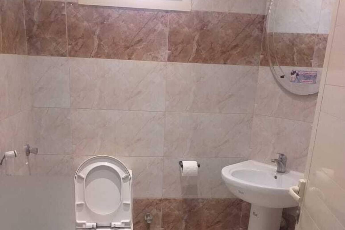 Um polibã, artigos de higiene pessoal grátis, chinelos 