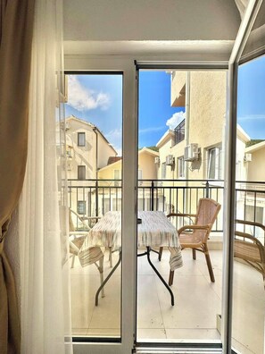 Quarto triplo conforto, sacada | Escrivaninha, Wi-Fi de cortesia