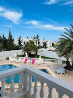 Apartamento família, vista para a piscina | Vista da sacada