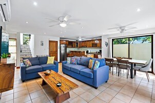 Casa, vista para o jardim | Área de estar | TV