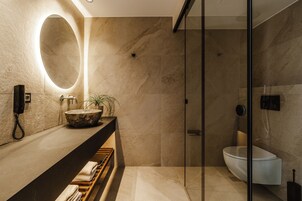 Quarto Duplo Superior, vista para o mar | Casa de banho | Um polibã, um secador de cabelo, chinelos, toalhas fornecidas
