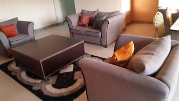Apartamento econômico, sacada, vista para a cidade | Área de estar