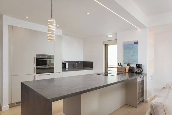 Apartamento Exclusivo, varanda, vista para o mar | Cozinha privada | Uma máquina de café expresso, uma cafeteira/bule, uma chaleira elétrica 