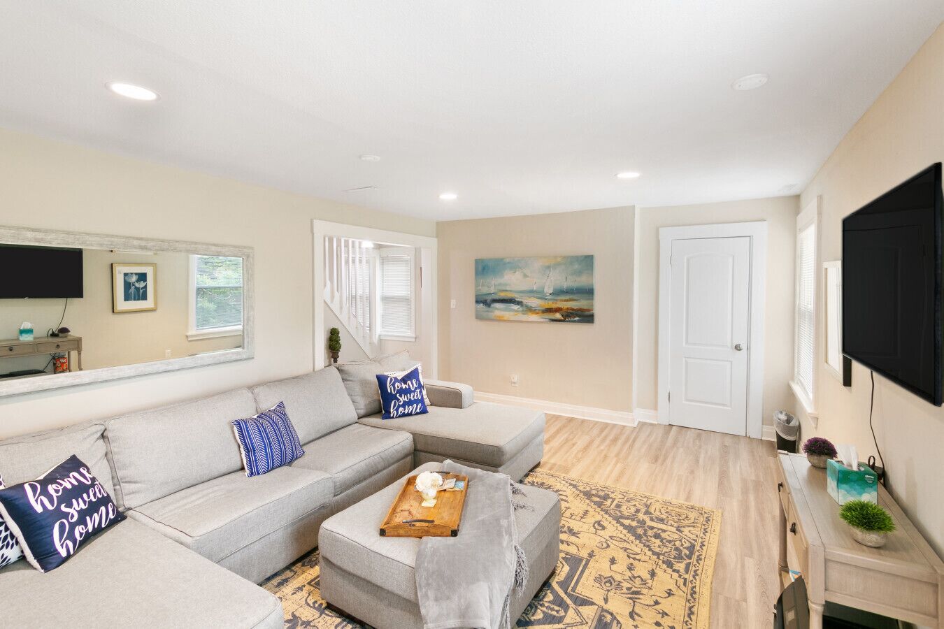 Spacious 7 Bed W/ 3 Living Areas Near Naval Base! - Waukegan, IL