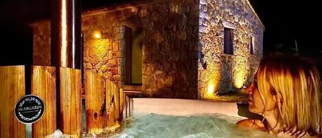 Villa Júnior, pátio, vista para o jardim | Banheira de hidromassagem privativa