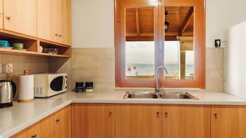 Casa Comfort, vista para o mar | Cozinha privada | Uma chaleira elétrica, uma torradeira, uma cadeira de bebé