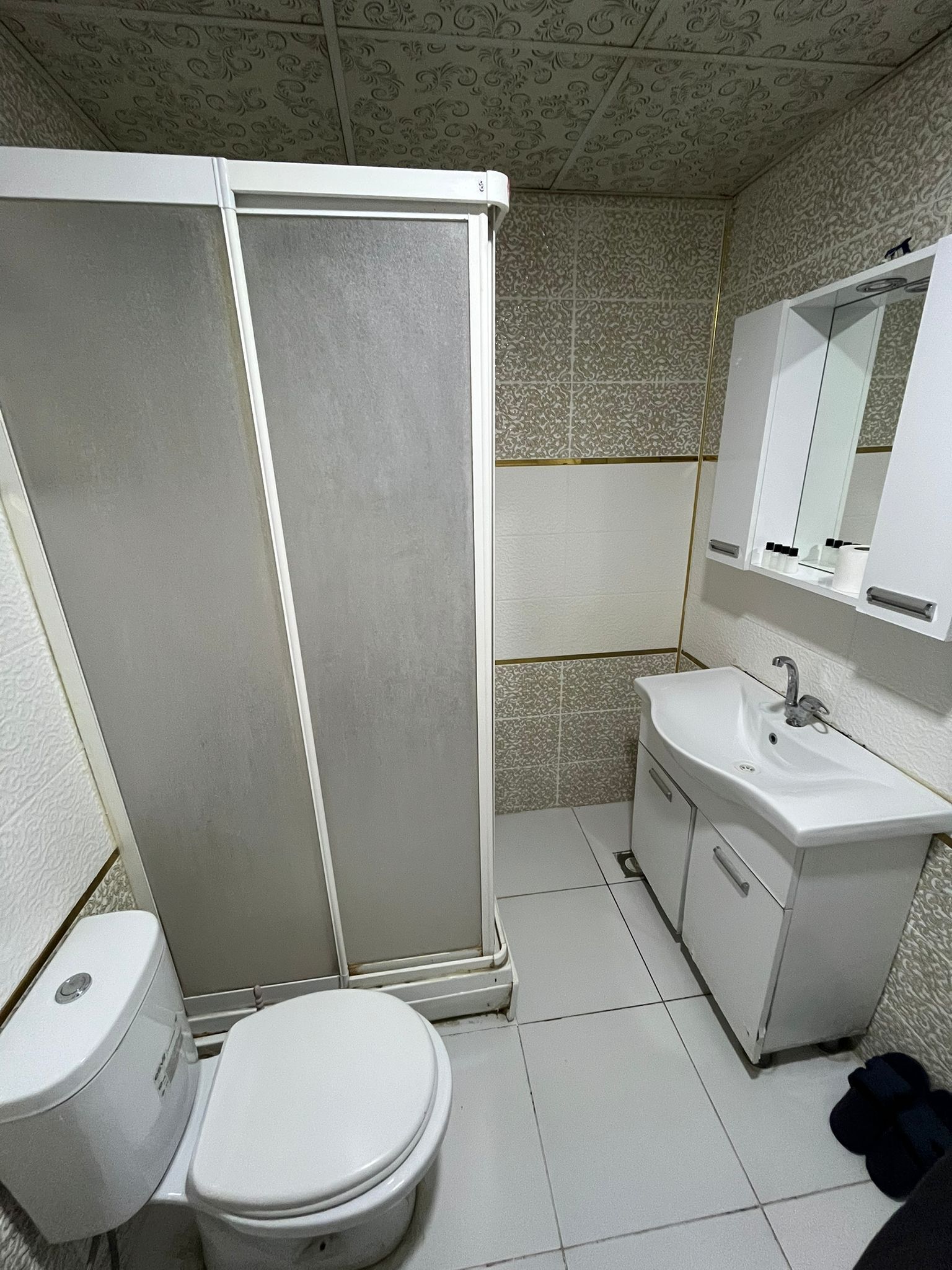 Um chuveiro fixo, produtos de higiene exclusivos, um secador de cabelo 