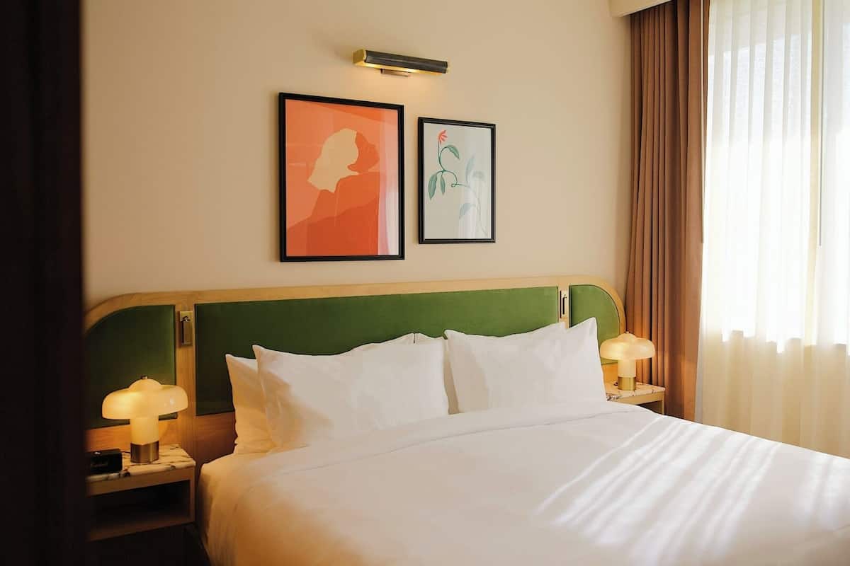 Quarto, 1 cama king-size, adaptado para pessoas com dificuldades de mobilidade | Roupa de alta qualidade, minibar