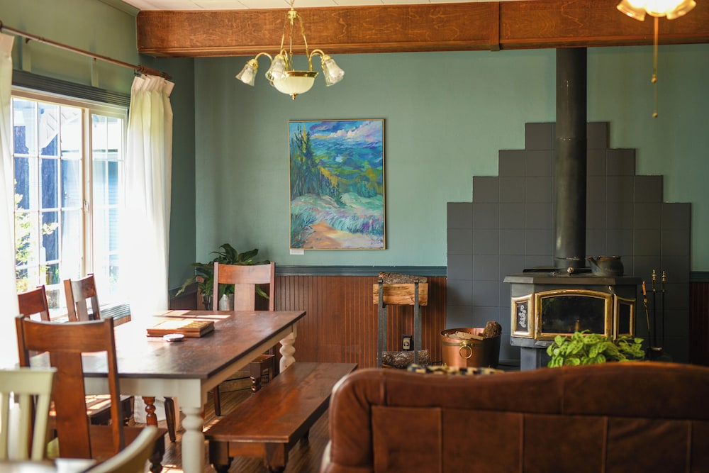 Westfir Lodge & Mountain Market - Oakridge, OR