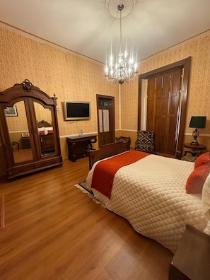 Quarto Comfort | Roupa de alta qualidade, cofre no quarto, ferro/tábua de engomar