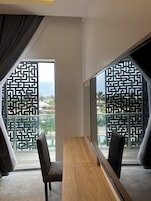 Quarto Duplo Superior, varanda, Vista para a cidade | Secretária, secretária adequada para computadores portáteis