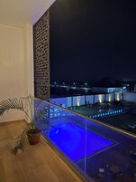Suíte executiva, sacada, vista para a piscina | Escrivaninha, espaço de trabalho para notebook, Wi-Fi de cortesia