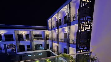 Quarto Duplo Premium, varanda, vista para o jardim | Secretária, secretária adequada para computadores portáteis
