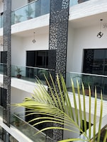 Quarto Duplo Deluxe, varanda, vista para a piscina | Secretária, secretária adequada para computadores portáteis