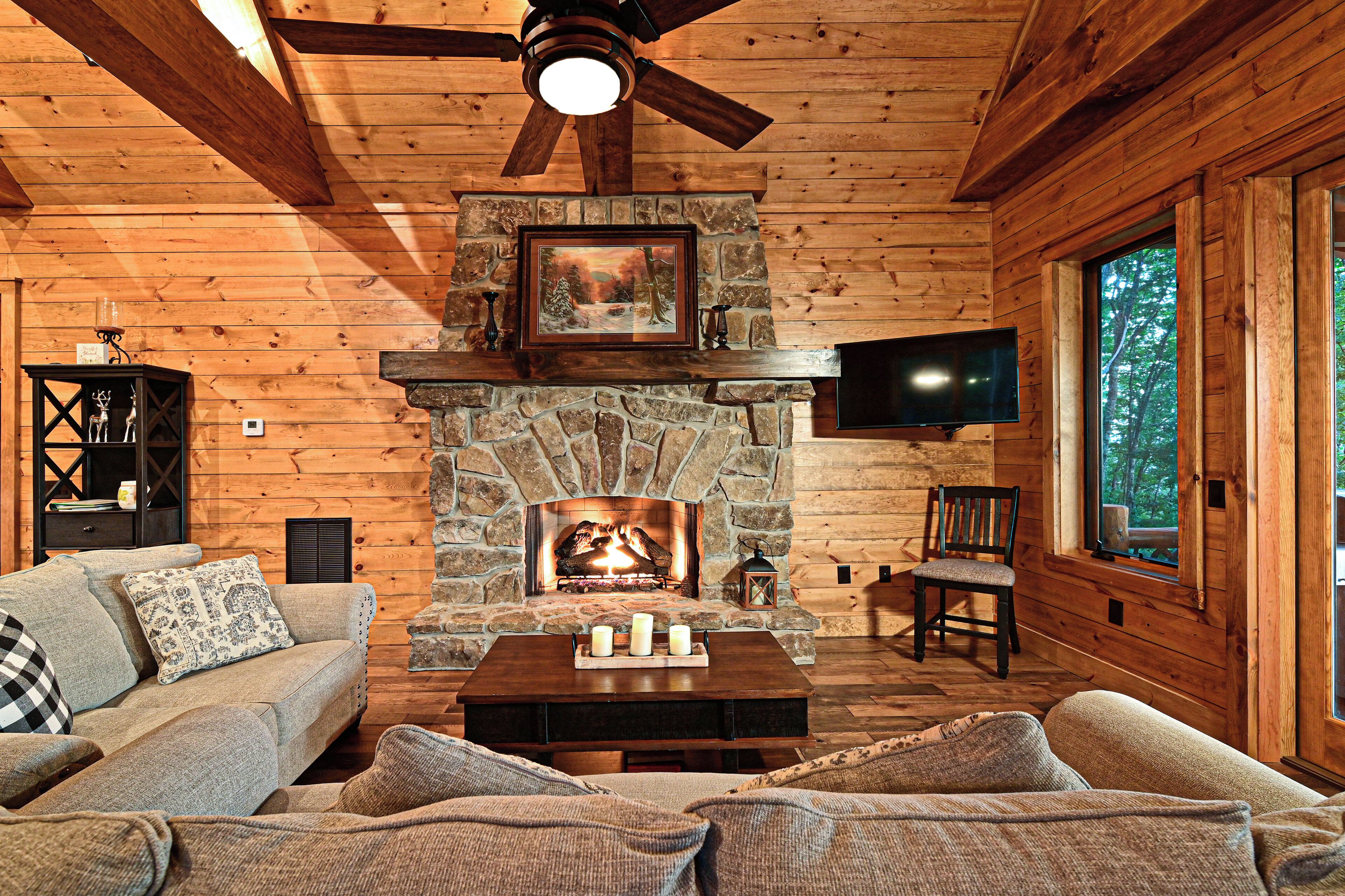Misty Mountain Luxury Mountain Cabin With Breathtaking Views, Hot Tub, & Game Room! - Mineral Bluff, GA