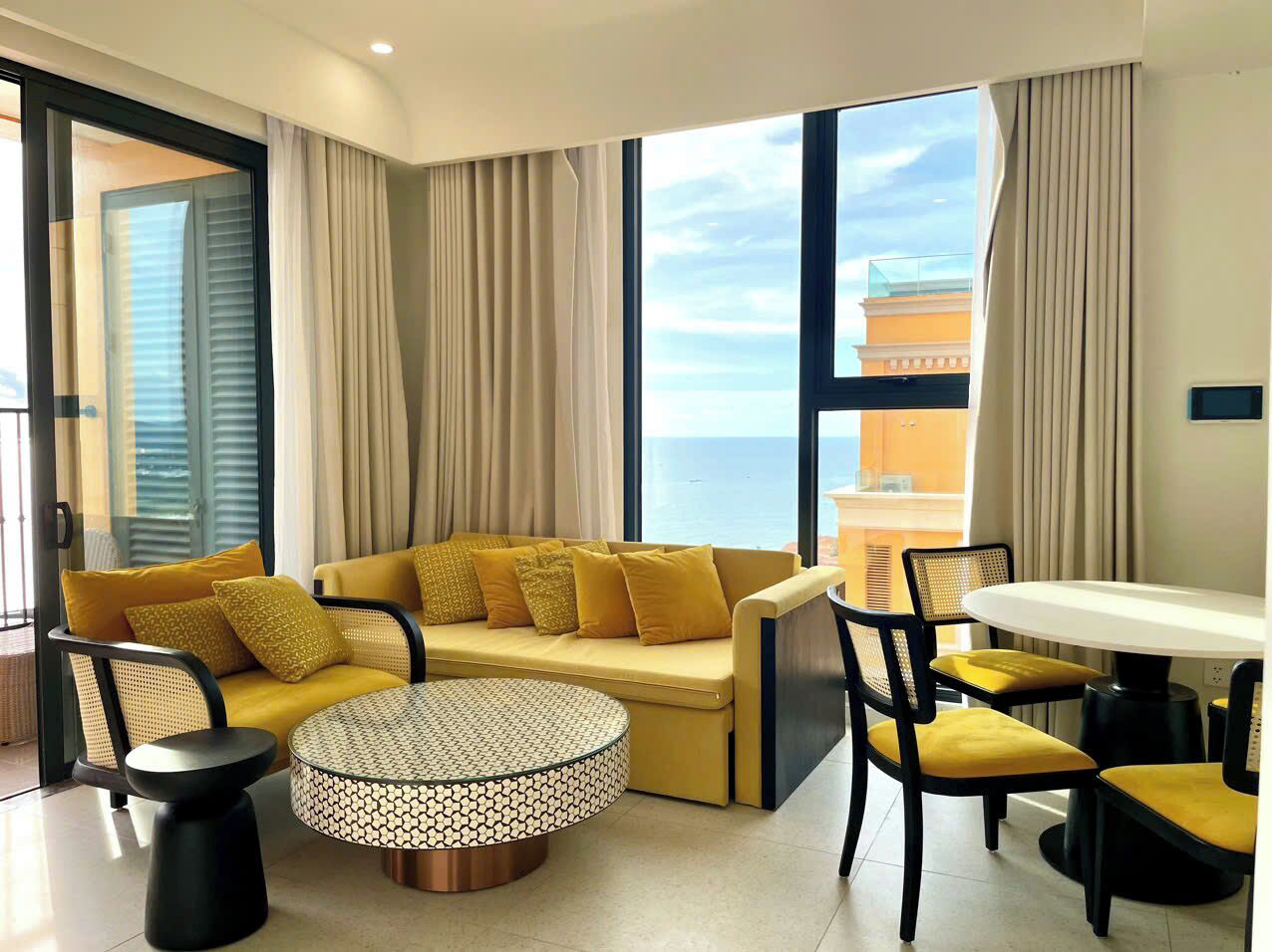 Apartamento superluxo, 1 cama King, sacada, vista para o oceano | Área de estar | TV LED