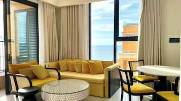 Apartamento superluxo, 1 cama King, sacada, vista para o oceano | Área de estar | TV LED