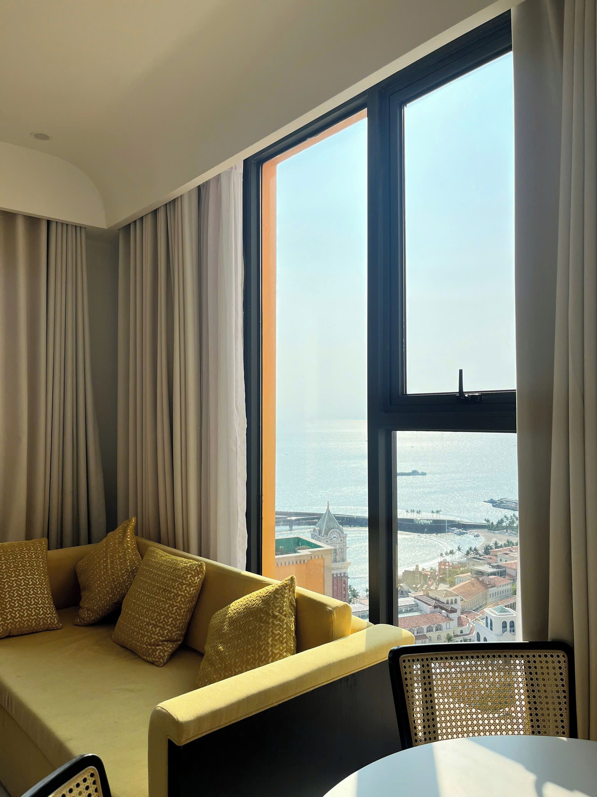 Apartamento superluxo, 1 cama King, sacada, vista para o oceano | Área de estar | TV LED