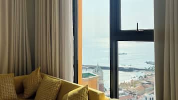 Apartamento superluxo, 1 cama King, sacada, vista para o oceano | Área de estar | TV LED