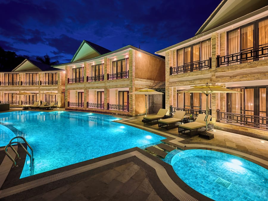 Piscina externa, guarda-sóis