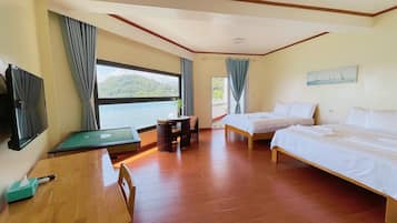 Quarto quádruplo premium | Escrivaninha, Wi-Fi de cortesia, roupa de cama