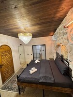 Quarto Superior, vista para o vale | Secretária adequada para computadores portáteis, ferro/tábua de engomar 