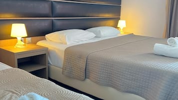 Quarto Duplo ou Twin Comfort, varanda, vista para a praia | 2 quartos, Wi-fi grátis